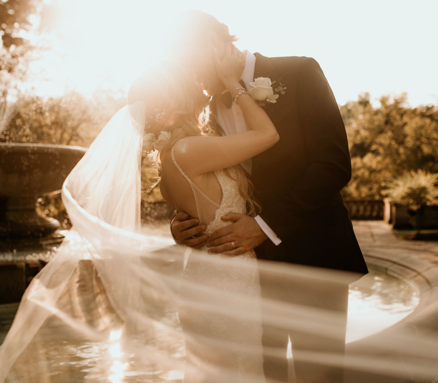36 Beautiful Wedding Veil Photos [Tips and Inspiration]