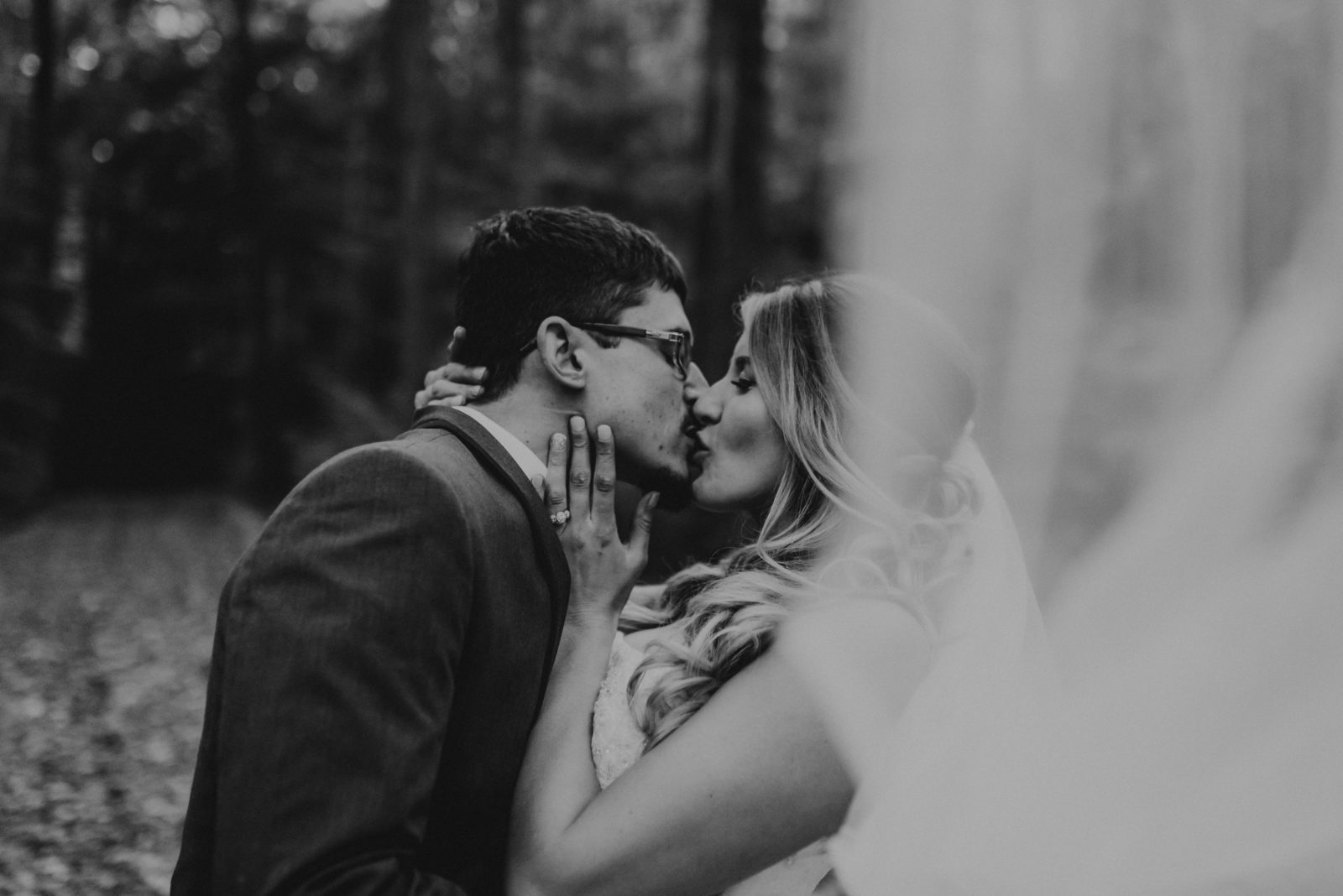 5 Ways To Use Veils In Your Wedding Photos [Tips Included]