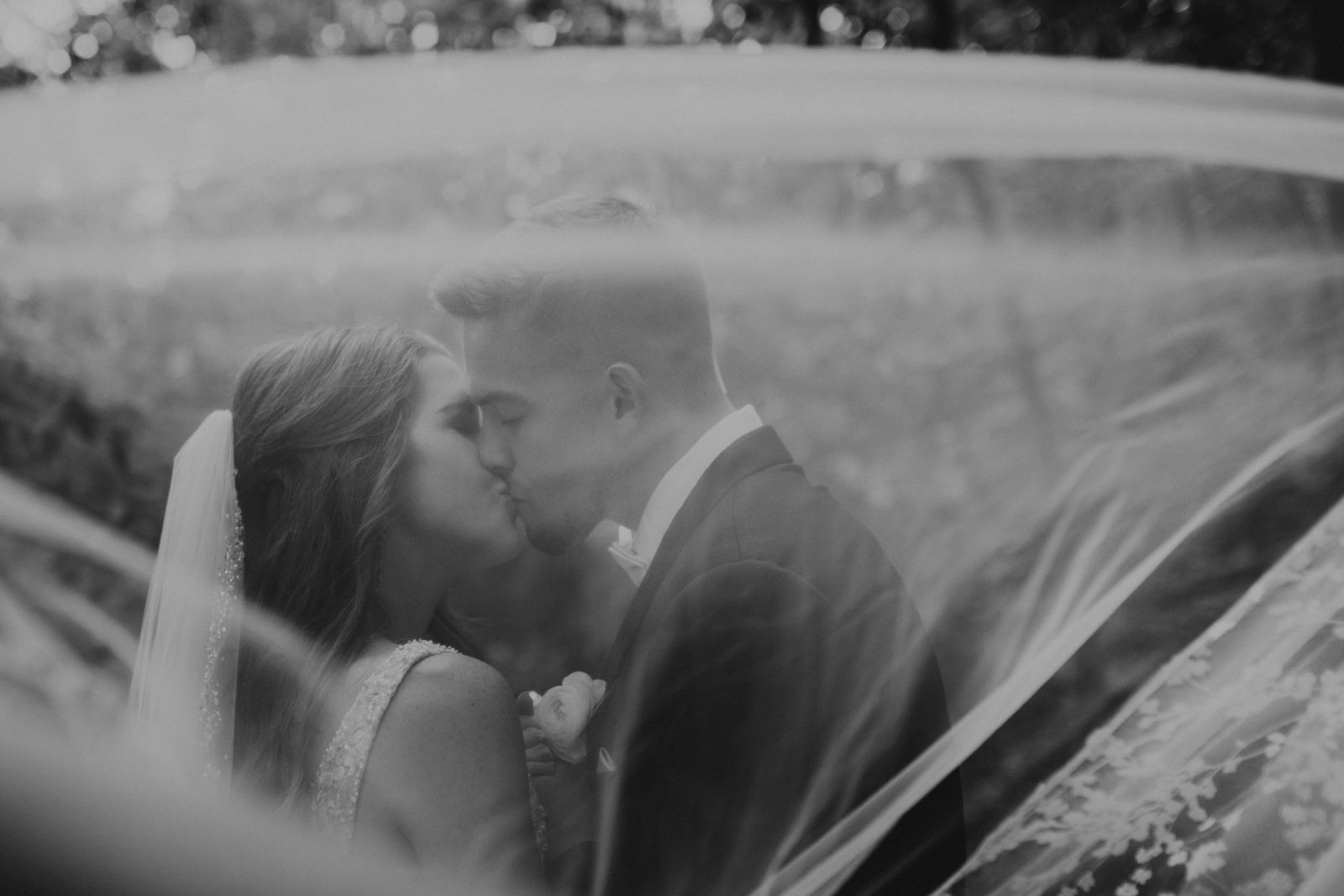 5 Ways To Use Veils In Your Wedding Photos [Tips Included]