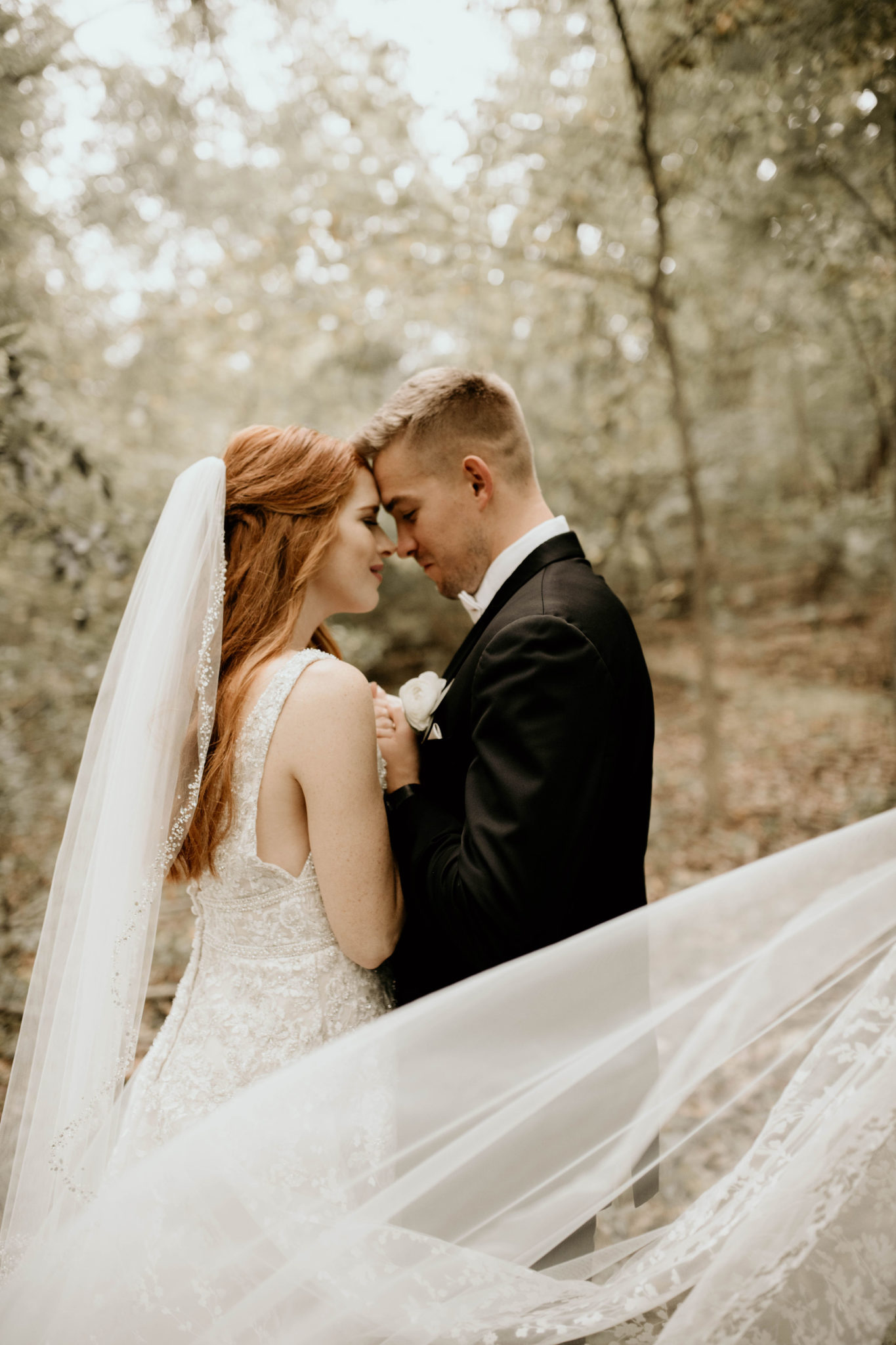 36 Beautiful Wedding Veil Photos [Tips and Inspiration]