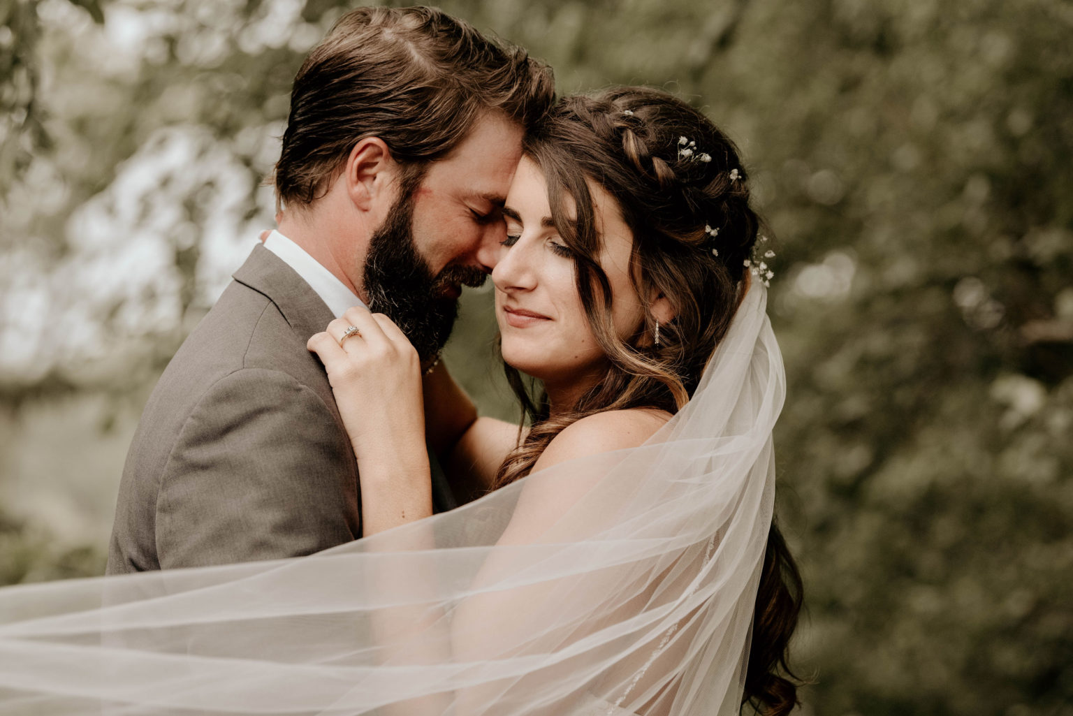 5 Ways To Use Veils In Your Wedding Photos [Tips Included]