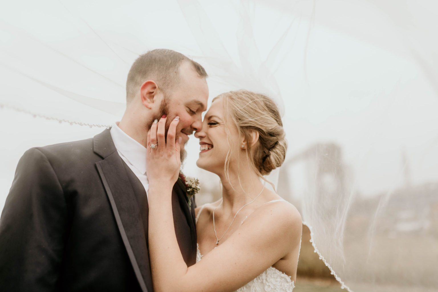 5 Ways To Use Veils In Your Wedding Photos [Tips Included]