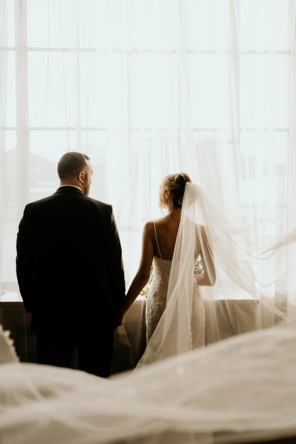 36 Beautiful Wedding Veil Photos [Tips and Inspiration]