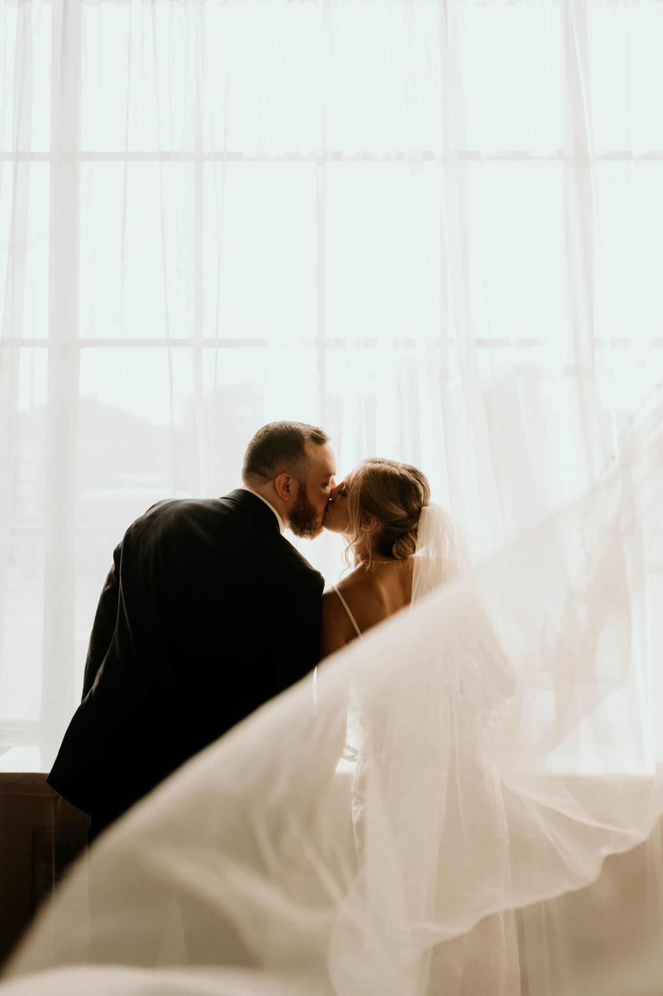 36 Beautiful Wedding Veil Photos [Tips and Inspiration]