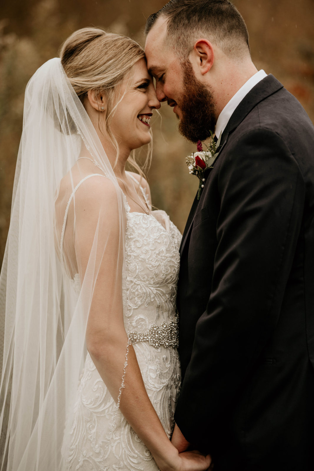 5 Ways To Use Veils In Your Wedding Photos [Tips Included]
